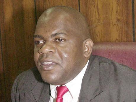 Visite au Campus Adventiste du Sénateur Jamaïcain Floyd Morris, membre ...